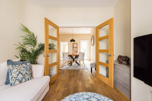 Casa, 3 quartos | Sala de estar | Smart TV de 40 polegadas com canais digitais, televisor 