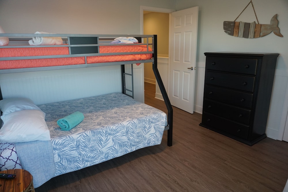 Newly Renovated, Water Views, Ez Beach Access, King Bed, Towels/linens/grill! 🌞 - Sea Haven Beach, NC