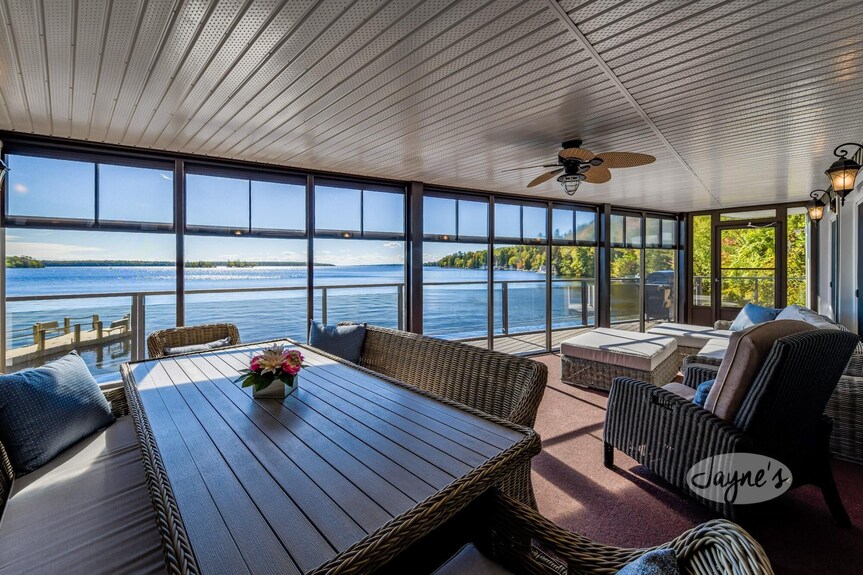 Expansive Luxury Cottage On Pigeon Lake! 2 Bunkies, Watertoys And Firepits! - 밥케이젼