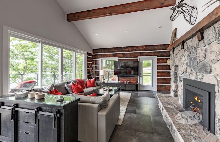 Sw Exposure At This 4 Bdrm, 3 Bath Cottage With Stunning Views Of Lake Muskoka! - Bracebridge