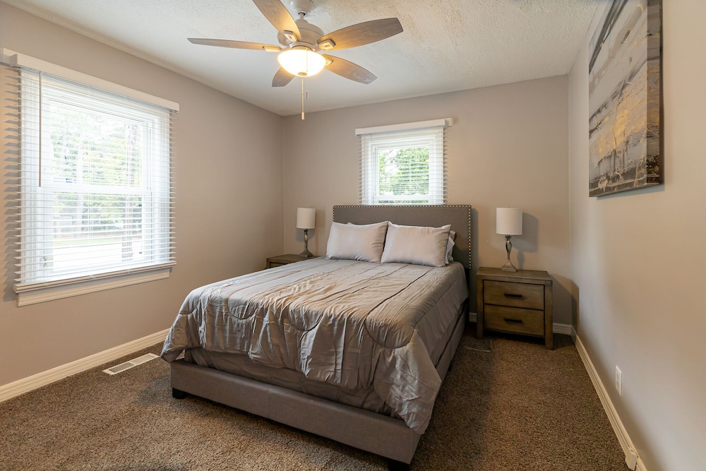 2 Bedroom Residential Home
1 Bath
Nice And Quiet - Columbus
