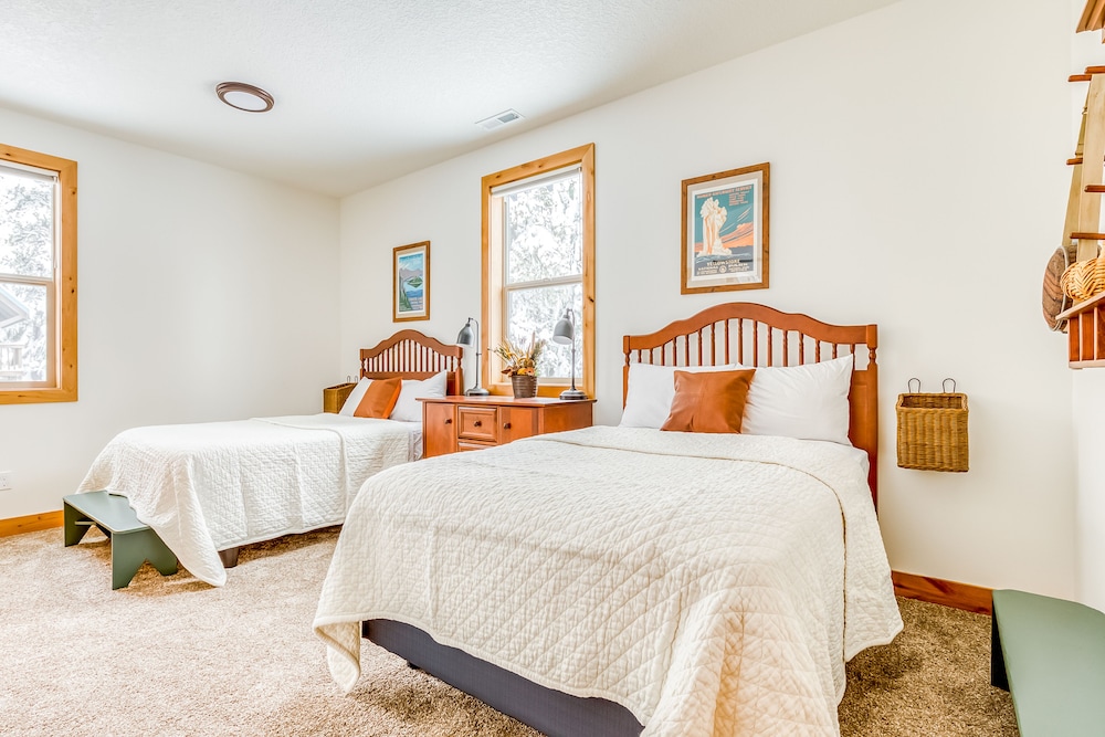 Beautiful, Modern Alpine Home - Private Hot Tub, Gas Fireplaces, Walk To Dining - Government Camp, OR