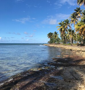 Perto da praia, praia de areia branca, espreguiçadeiras 