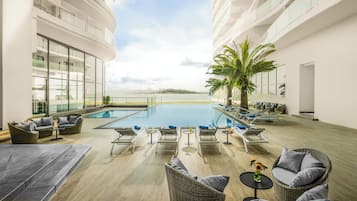 Piscina interna, piscina externa, funciona das 6h às 21h, guarda-sóis