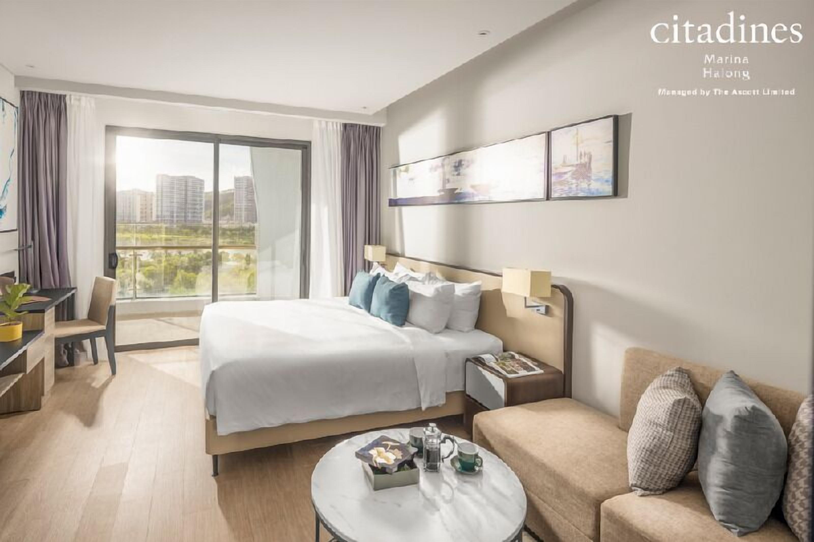 Cofre no quarto, com decoração personalizada, secretária 