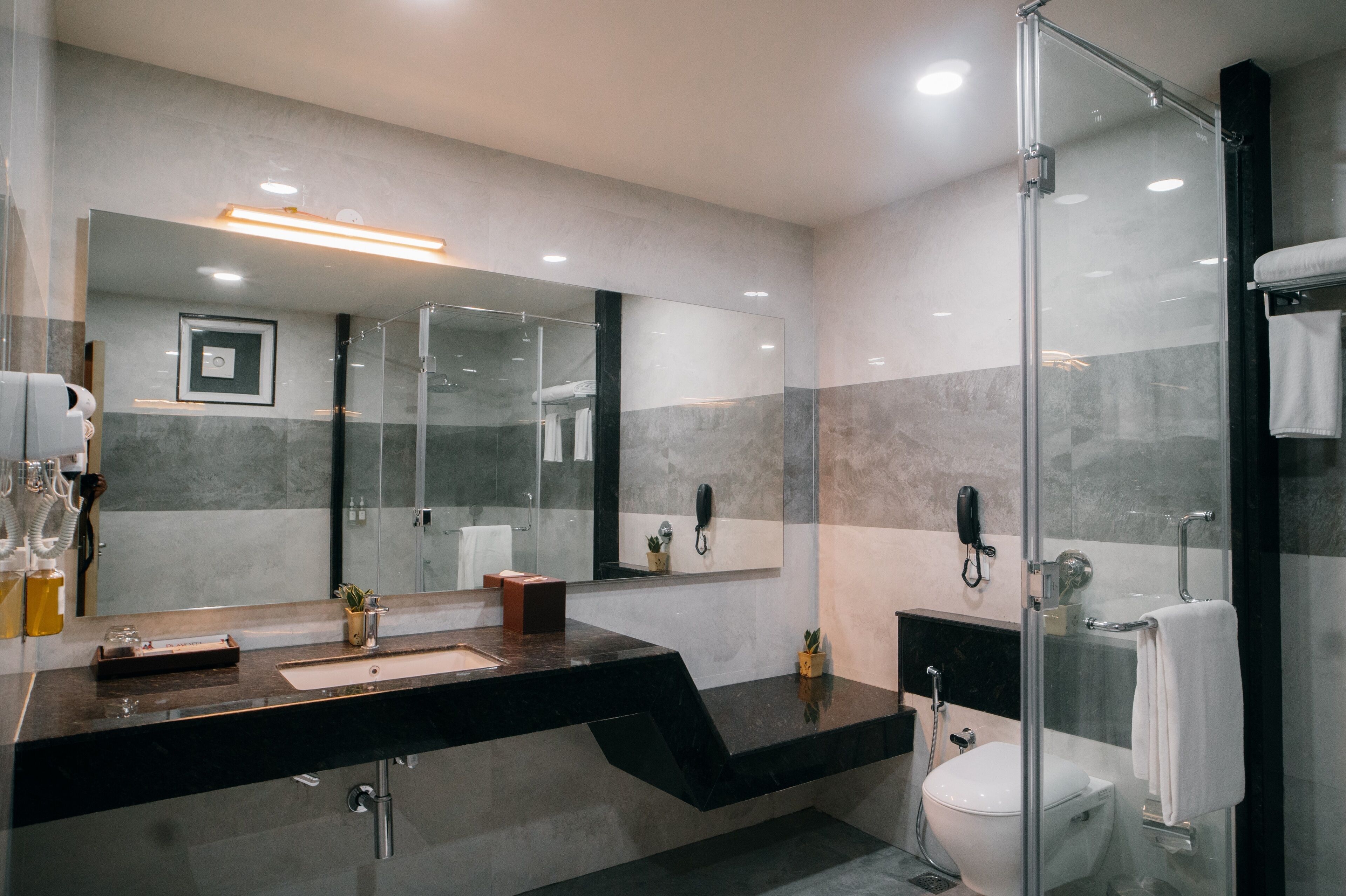 Quarto premium | Banheiro | Chuveiro, produtos de toalete grátis, secador de cabelo, chinelos