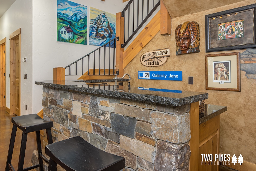 Gorgeous Home! Private Deck, Hot Tub, Stunning Views, 15 Min Drive To Resort! - Big Sky, MT