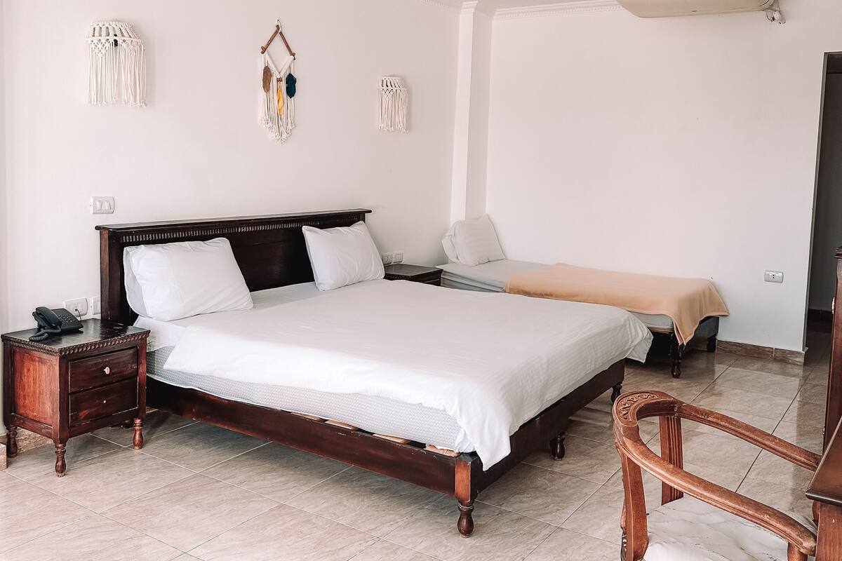 Quarto Triplo Deluxe, 1 quarto, vista para o mar | Secretária, secretária adequada para computadores portáteis 