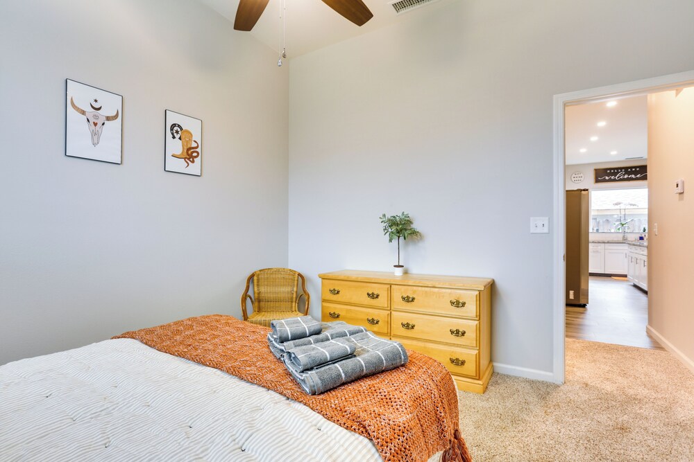 Stunning Clovis Home ~ 1 Mile To Old Town! - Clovis, CA