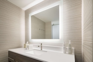 Produtos de toalete grátis, secador de cabelo, toalhas de banho