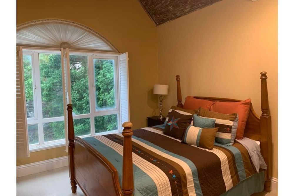 Oceanmist Seafront 4 Bedroom Townhouse With Pool - Nassau