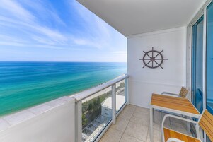 Estúdio, 2 camas queen-size, varanda, vista para o oceano | Terraço/pátio interior