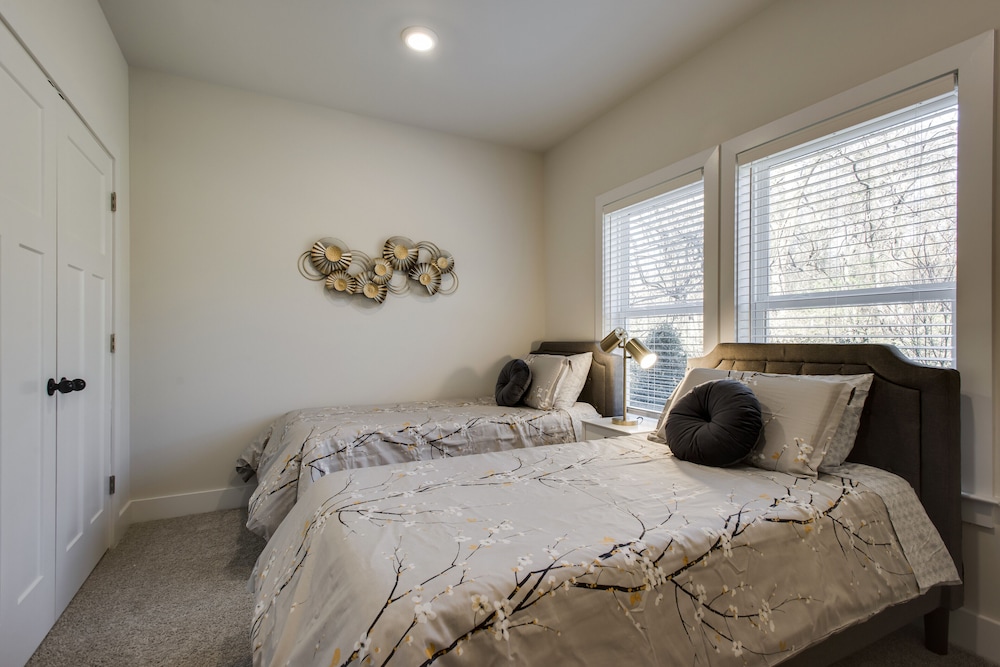 Amazing New Three Bedroom Townhouse (End Unit) - Tennessee
