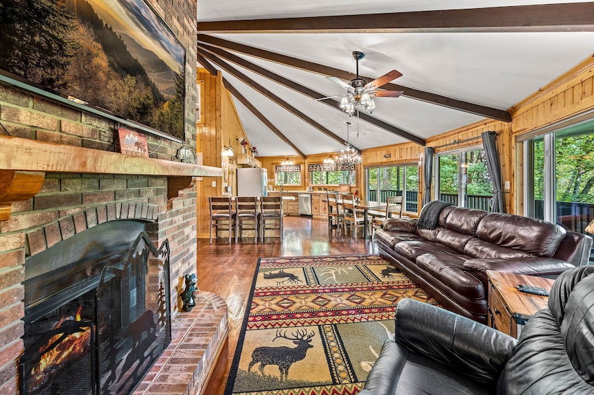 Beary Round Retreat - Views, 3 Master Suites, Minutes To Downtown, Large Deck! - Maggie Valley