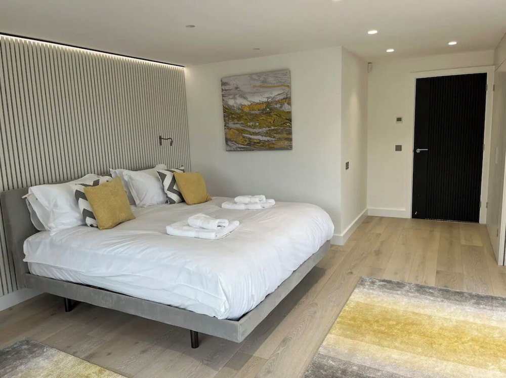 New Spectacular 7 Bedroom House On South Facing Cliff Overlooking Beach And Sea. - Newquay