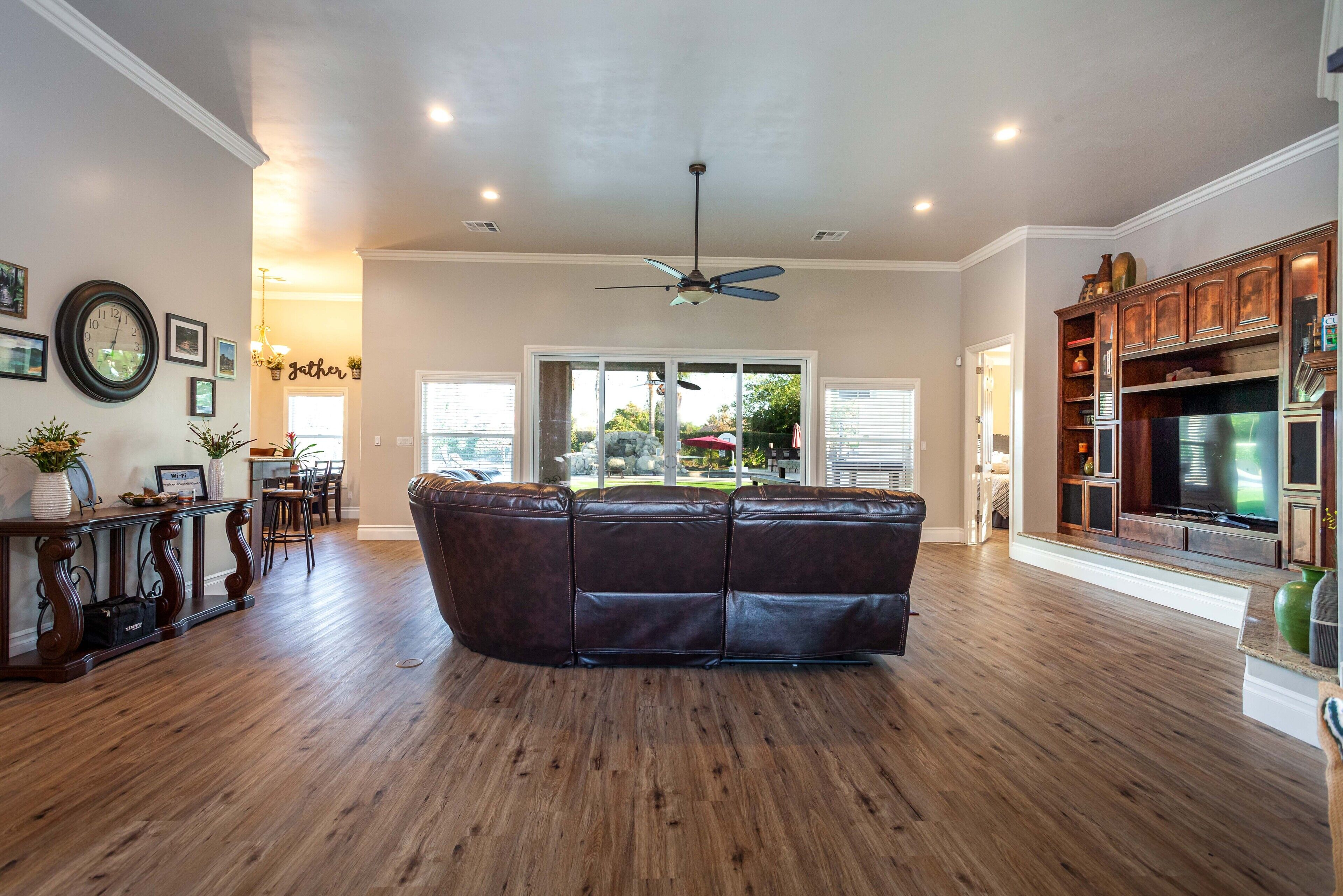 Tropical Paradise - Pool & Hot Tub With Office - Bakersfield, CA