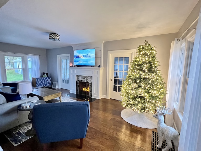 The Blue House With Lake Views - Erie, PA