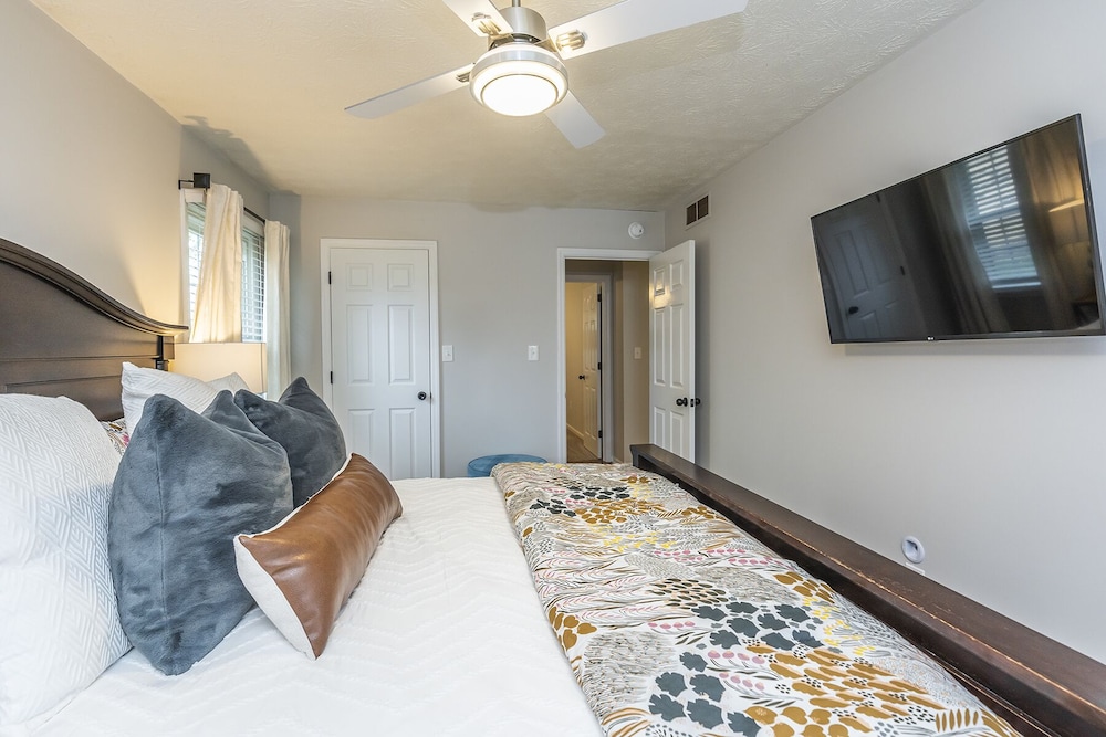 ⭐️Stylish & Cozy Ranch⭐️ Patio, Fenced Back Yard, Fire 🔥Pit-all The Essentials! - Lexington, KY