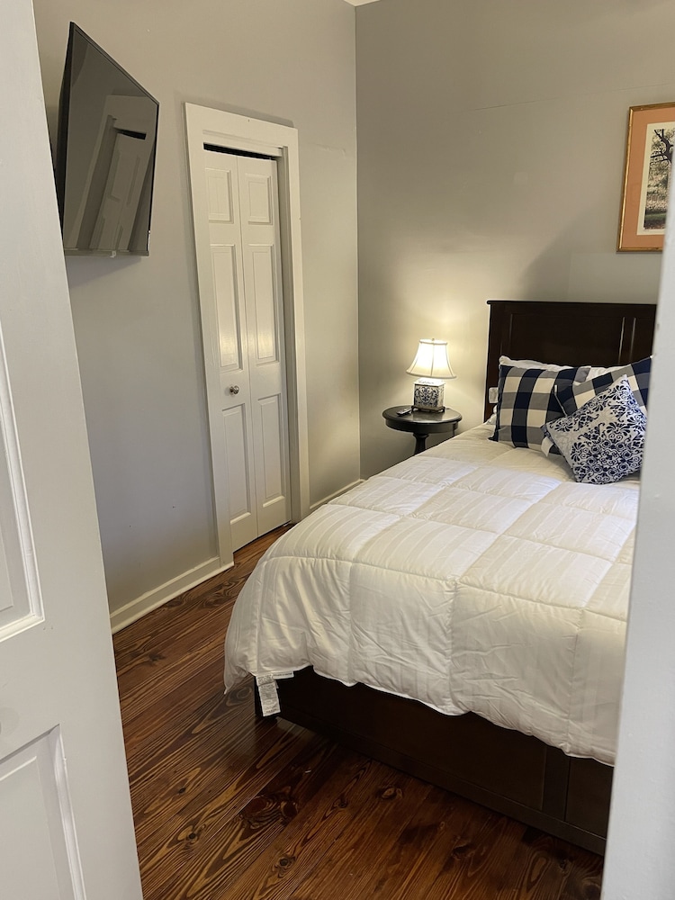 Historic King Bed Cottage, Pvt Parking, Pvt Patio, Flexible Cancellations - Savannah, GA