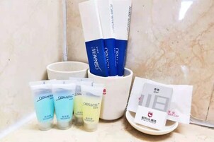 Casa de banho com amenities, incluindo shampoo, condicionador e sabonete.