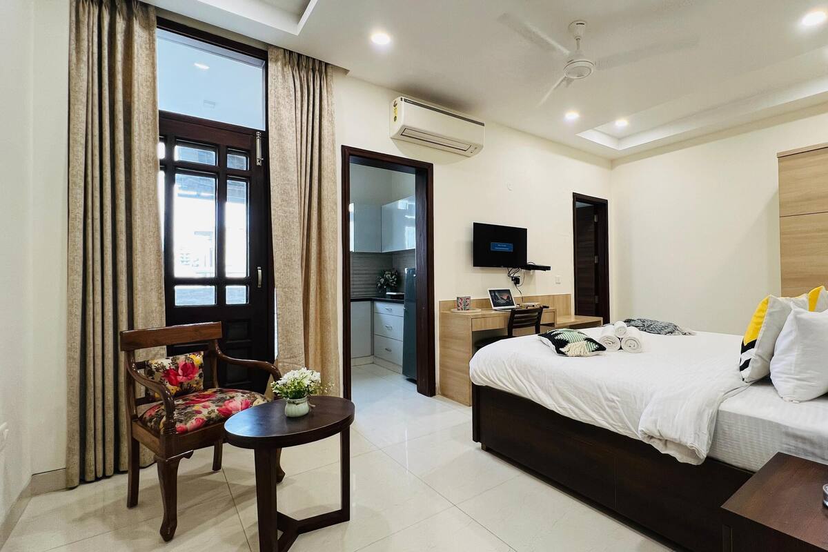 Quarto Deluxe, varanda | Roupa de alta qualidade, edredões de penas, cofre no quarto, secretária 
