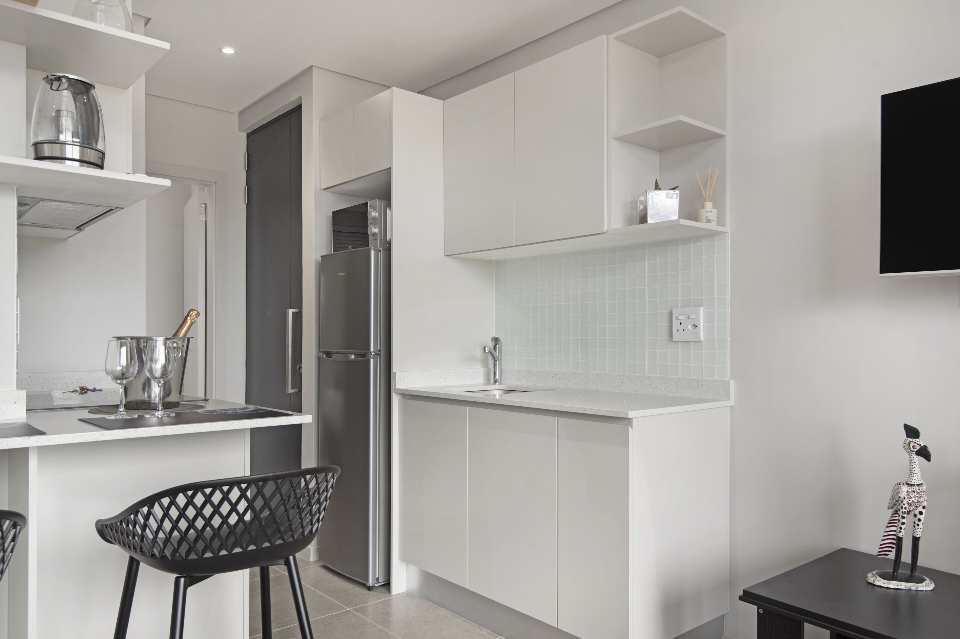 Chaleira elétrica, torradeira, talheres/pratos/utensílios de cozinha