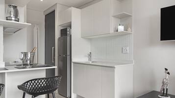 Chaleira elétrica, torradeira, talheres/pratos/utensílios de cozinha