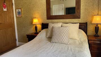 Quarto casal econômico | Ferros/tábuas de passar roupa, Wi-Fi de cortesia, roupa de cama