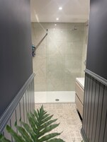 Apartamento | Casa de banho | Um secador de cabelo, toalhas fornecidas, sabão, papel higiénico 