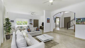 Villa Elite | Sala de estar | Televisor de ecrã plano de 42 polegadas com canais por cabo, televisor