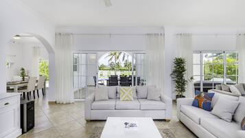 Villa Elite | Sala de estar | Televisor de ecrã plano de 42 polegadas com canais por cabo, televisor