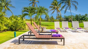 Terraço com espreguiçadeiras