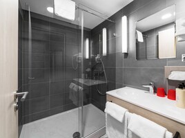 Quarto Duplo Comfort | Casa de banho | Um polibã, toalhas fornecidas 