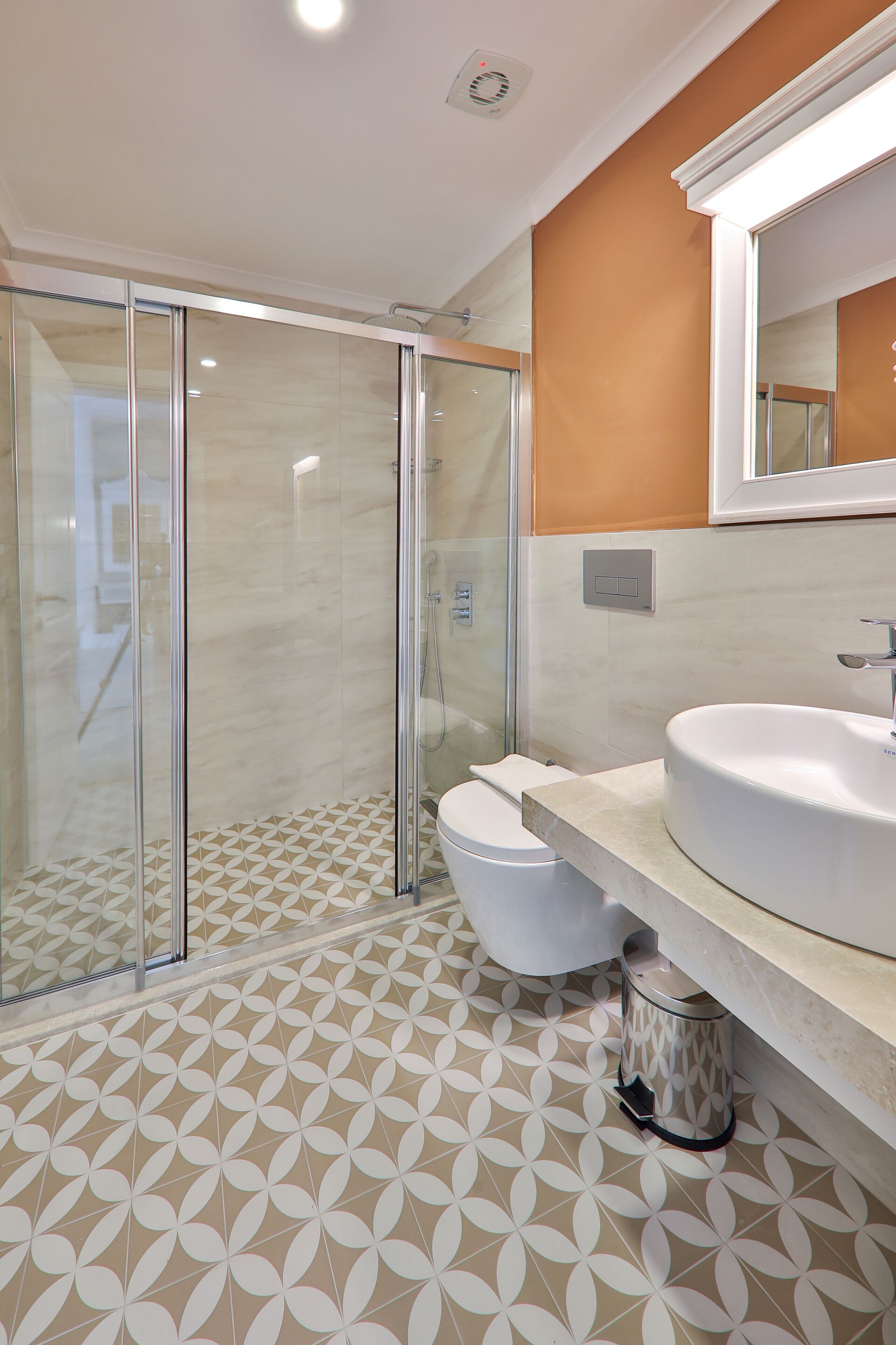 Quarto Duplo Básico, 1 cama king-size, vista para a montanha | Casa de banho | Chinelos 