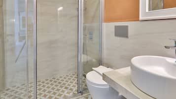Quarto Duplo Básico, 1 cama king-size, vista para a montanha | Casa de banho | Chinelos