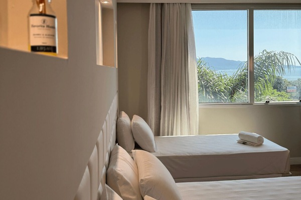 Quarto casal ou duplo luxo | Cofres nos quartos, escrivaninha, espaço de trabalho para notebook