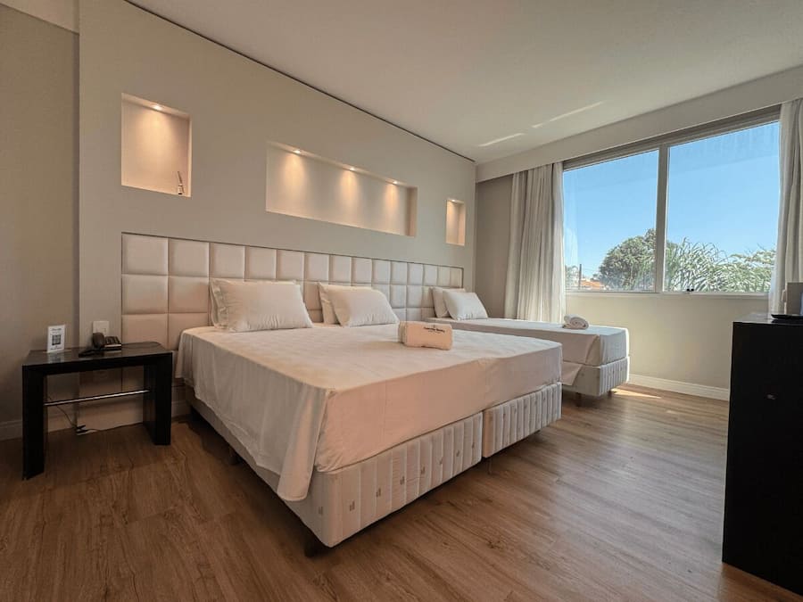 Quarto Duplo ou Twin Deluxe | Cofre no quarto, secretária