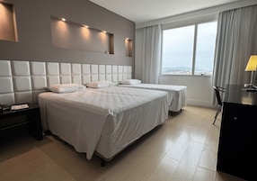 Cofre no quarto, secretária