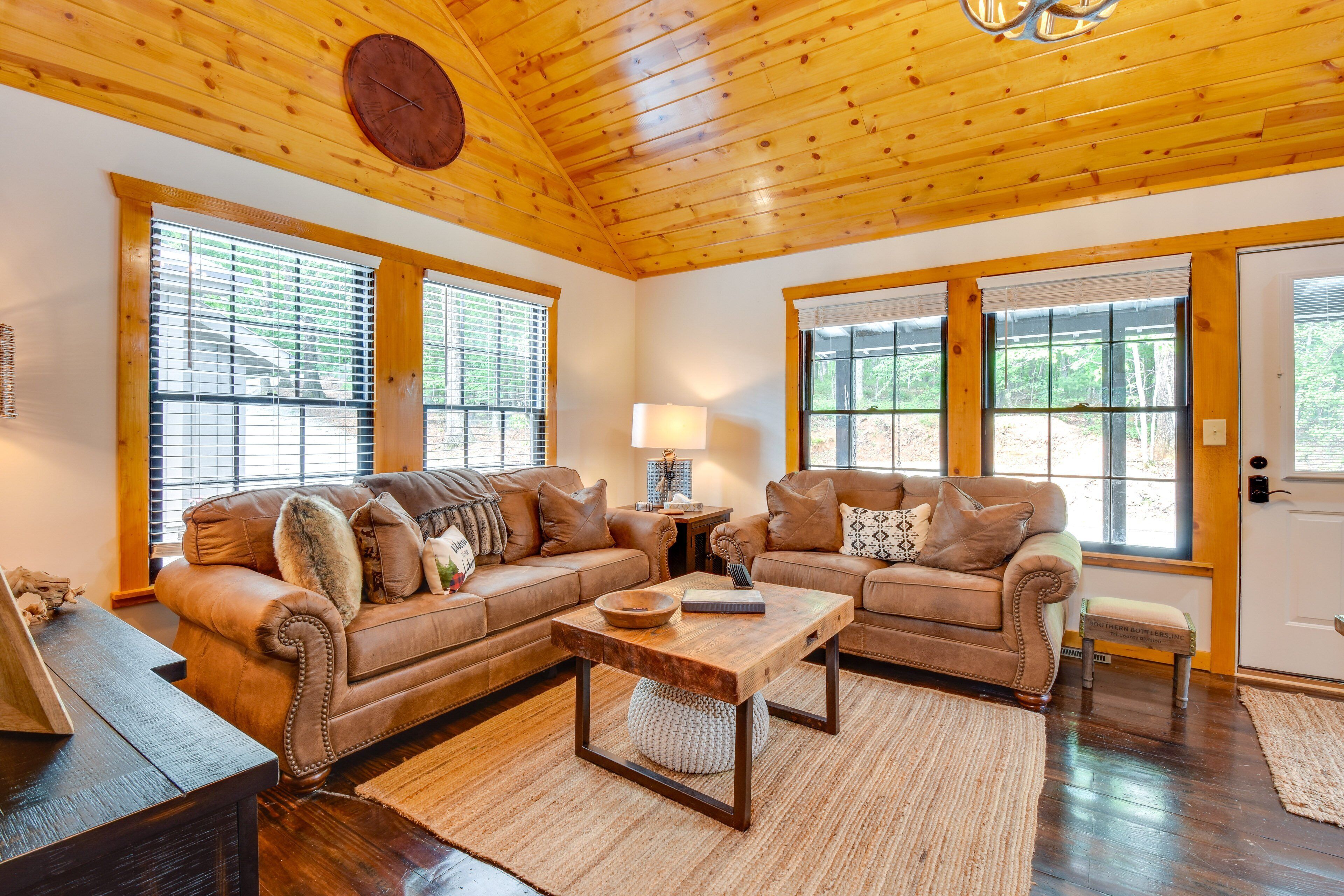 Luxury Cabin, King Bed, Hot Tub Minutes From Alpine Helen Sits On 40 Acres. - Clarkesville, GA