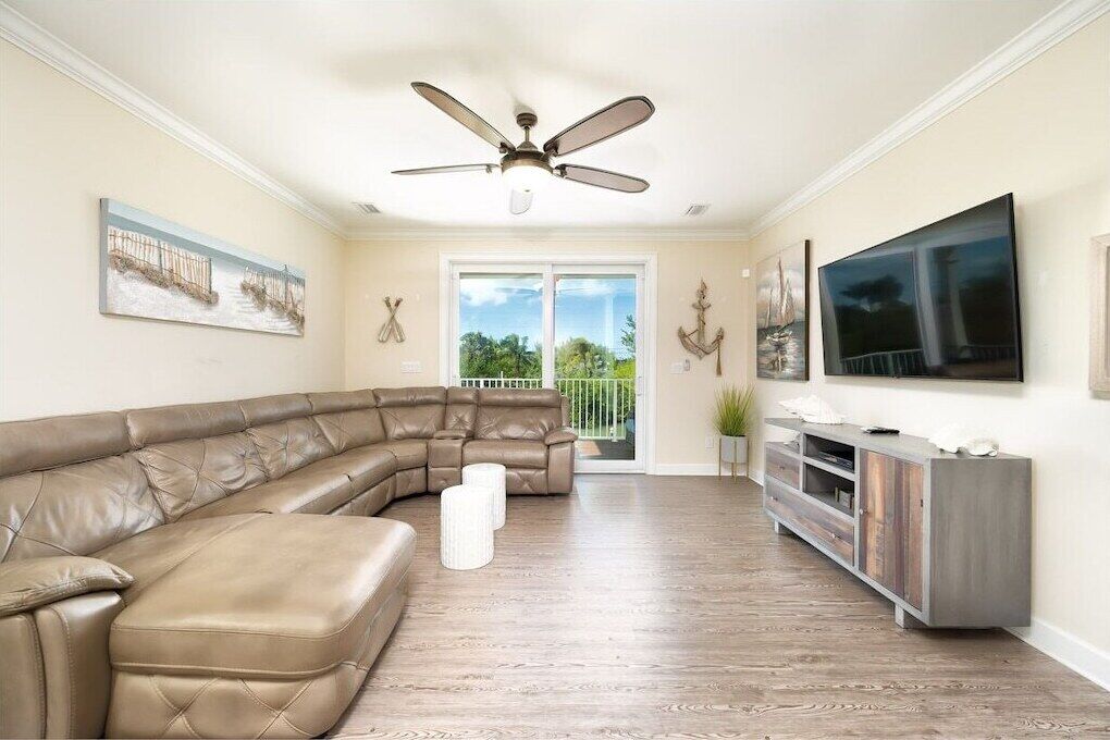 Canal Front With Dock, Private Pool, Huge Tiki Hut W/ Tv, Bikes, Paddleboards! - Marathon, FL