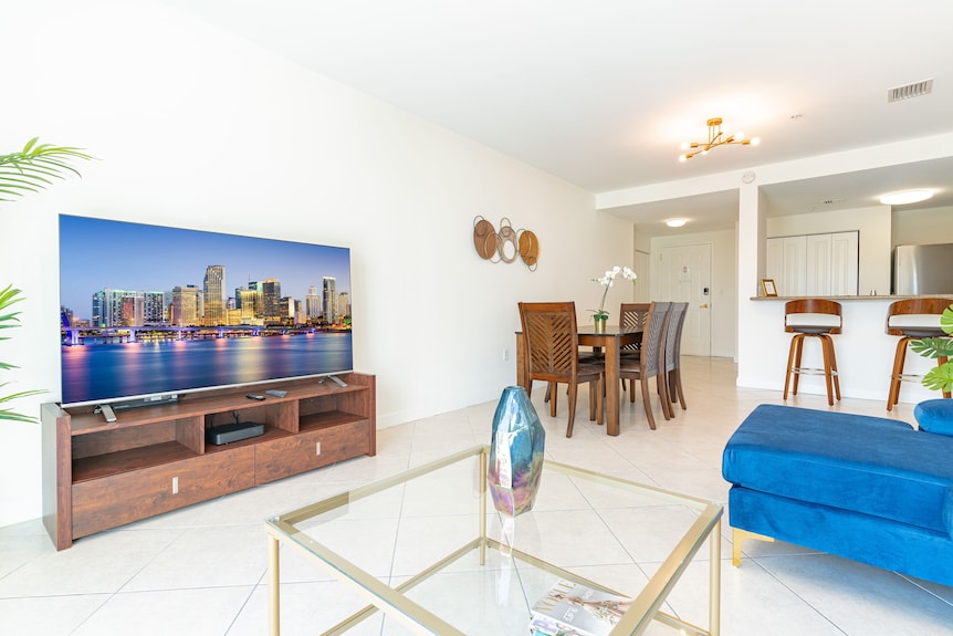 Lovely 2/2 With King Bed, Parking, Self Check In. - Coral Gables