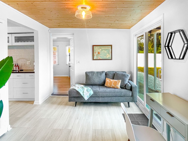 2br/2ba Beach Bungalow With Expansive Backyard. - Lake Worth, FL