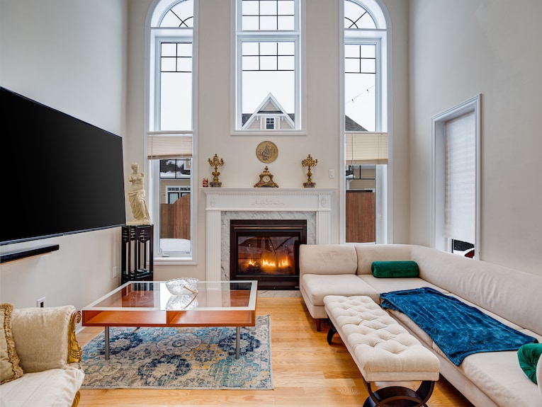 Luxury Georgian Bay Gem, Heated Pool! Hot Tub, Close To Trails & Lake - Midland