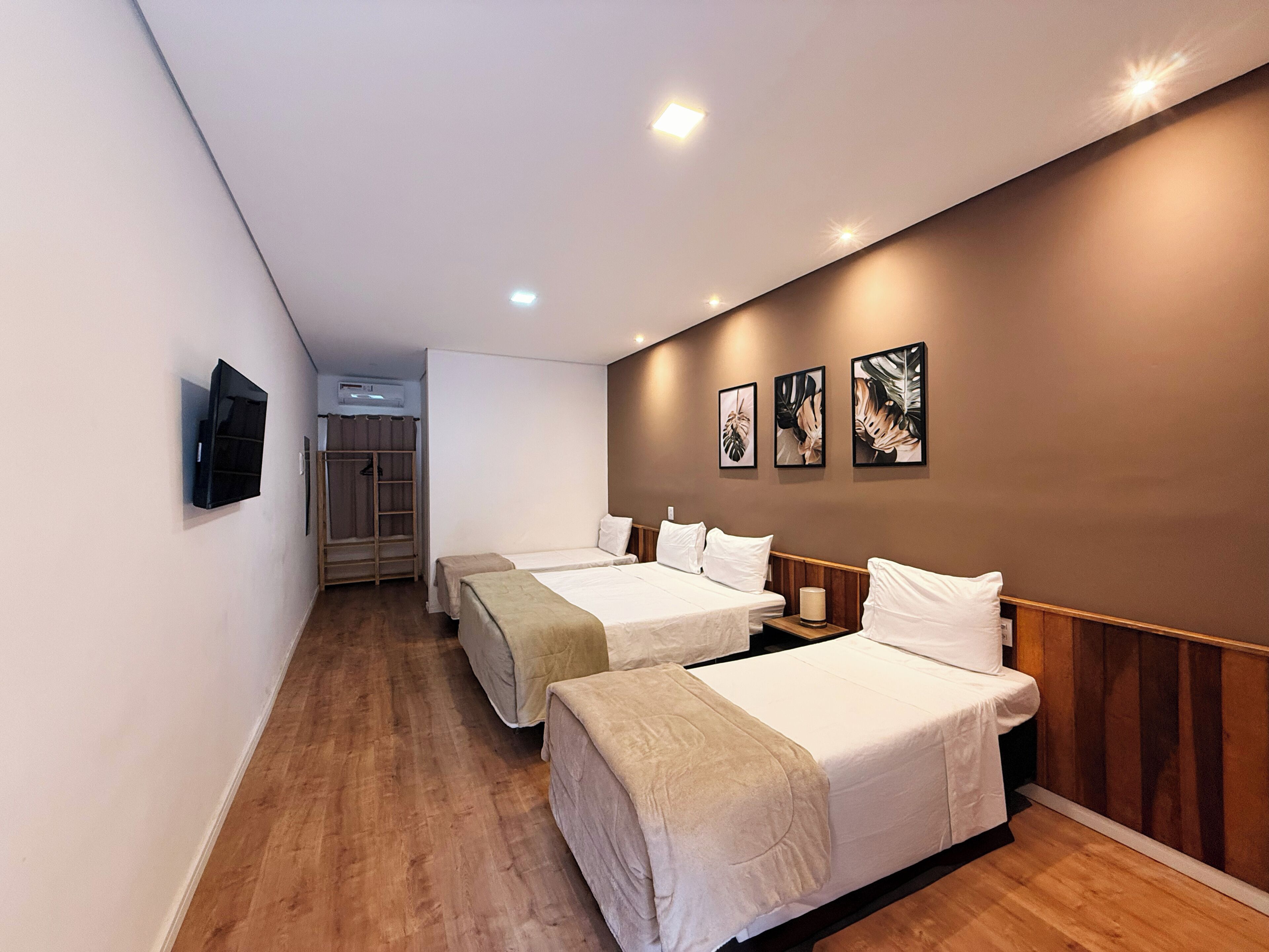 Quarto superior | Frigobar, escrivaninha, quartos à prova de som, Wi-Fi de cortesia