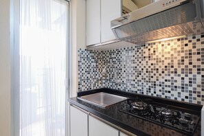 Quarto | Cozinha privada | Um frigorífico, uma placa de cozinha, utensílios de cozinha 