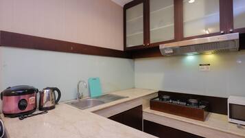 Quarto | Cozinha privada | Um frigorífico, uma placa de cozinha, utensílios de cozinha