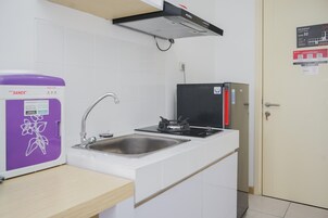 Quarto | Cozinha privada | Um frigorífico, uma placa de cozinha, utensílios de cozinha 