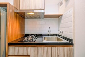 Quarto | Cozinha privada | Um frigorífico, um micro-ondas, uma placa de cozinha 