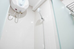 Quarto Standard | Casa de banho | Um polibã, artigos de higiene pessoal grátis, toalhas fornecidas 