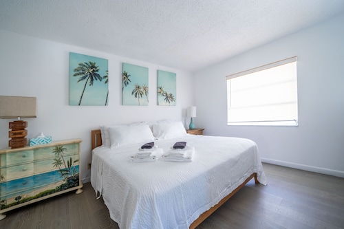 2bed/2bath Downtown Lake Worth With Views Of Golf Course And Intracoastal - Lake Worth, FL
